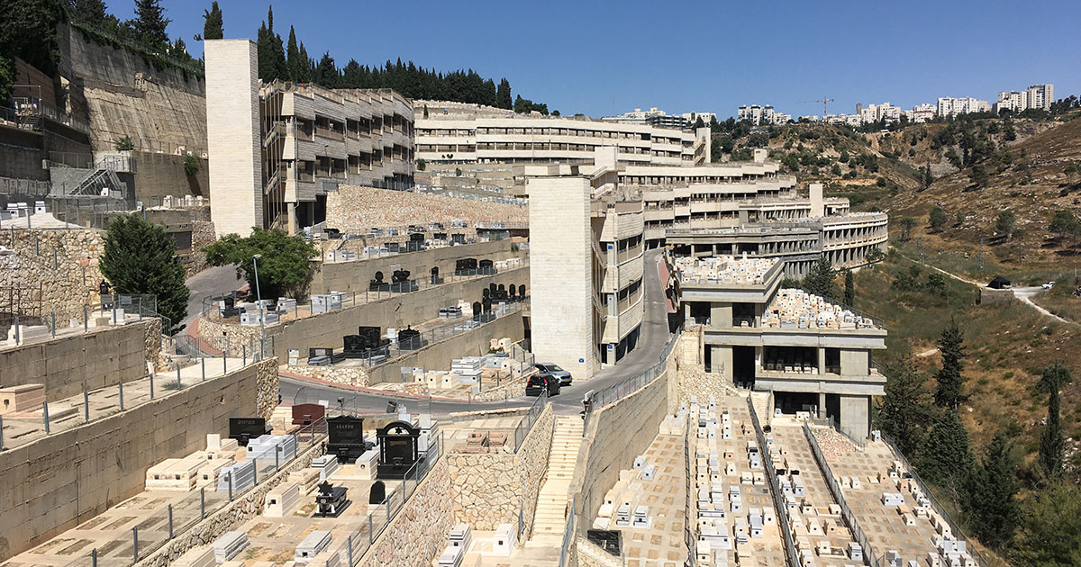 Israeli Innovation at Work in Groundbreaking Burials | Hadassah Magazine